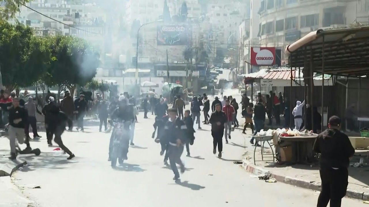 Violence rages in Nablus amid deadly Israeli raid | AFP - YouTube