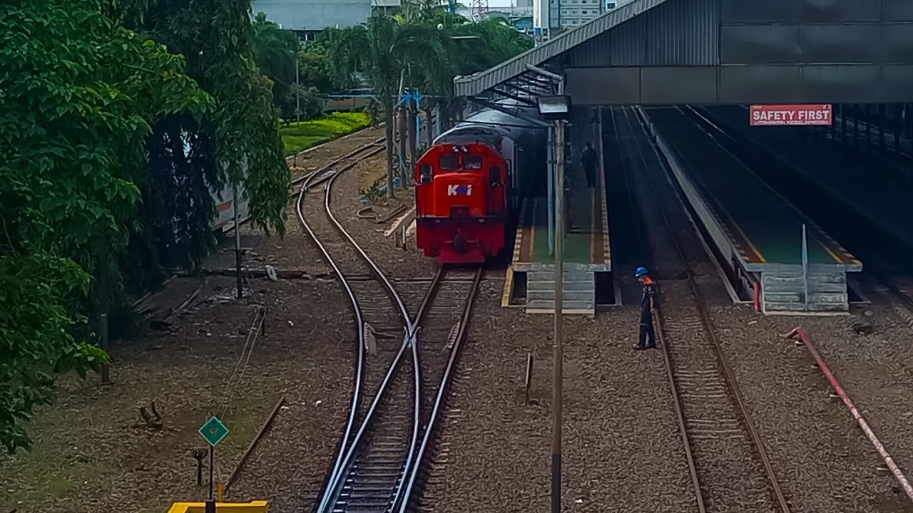 Stasiun Tanjung Karang di pagi hari | kereta api | kereta api CC 205 ...