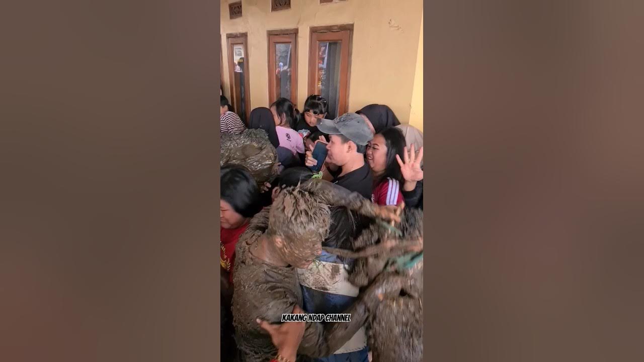 Dua Kuda Lumping Berlumpur Kotorin Semua Penonton!!! Seni Benjang Mekar Budaya - YouTube