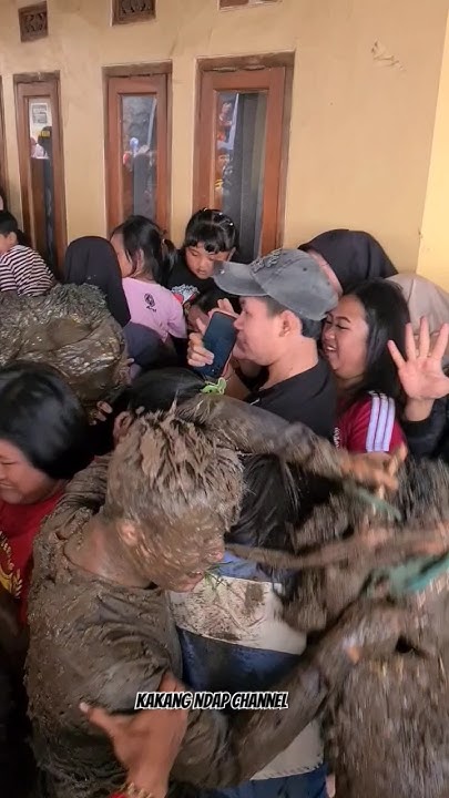 Dua Kuda Lumping Berlumpur Kotorin Semua Penonton!!! Seni Benjang Mekar Budaya - YouTube