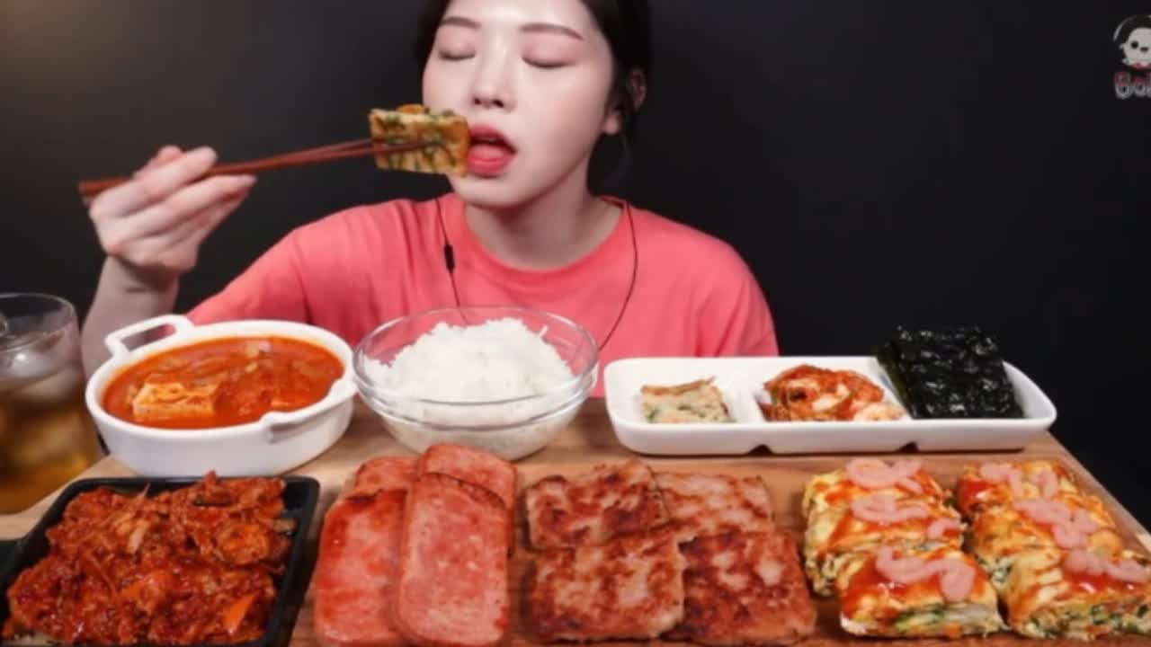 （剪辑版）【Boki】香辣炒猪肉+泡菜汤+午餐肉+牛肉饼+鸡蛋卷 - YouTube