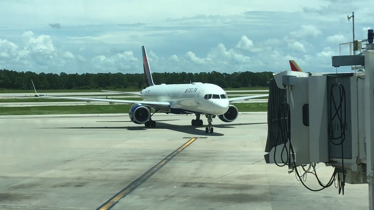 Delta 757 Parking at the Gate - YouTube