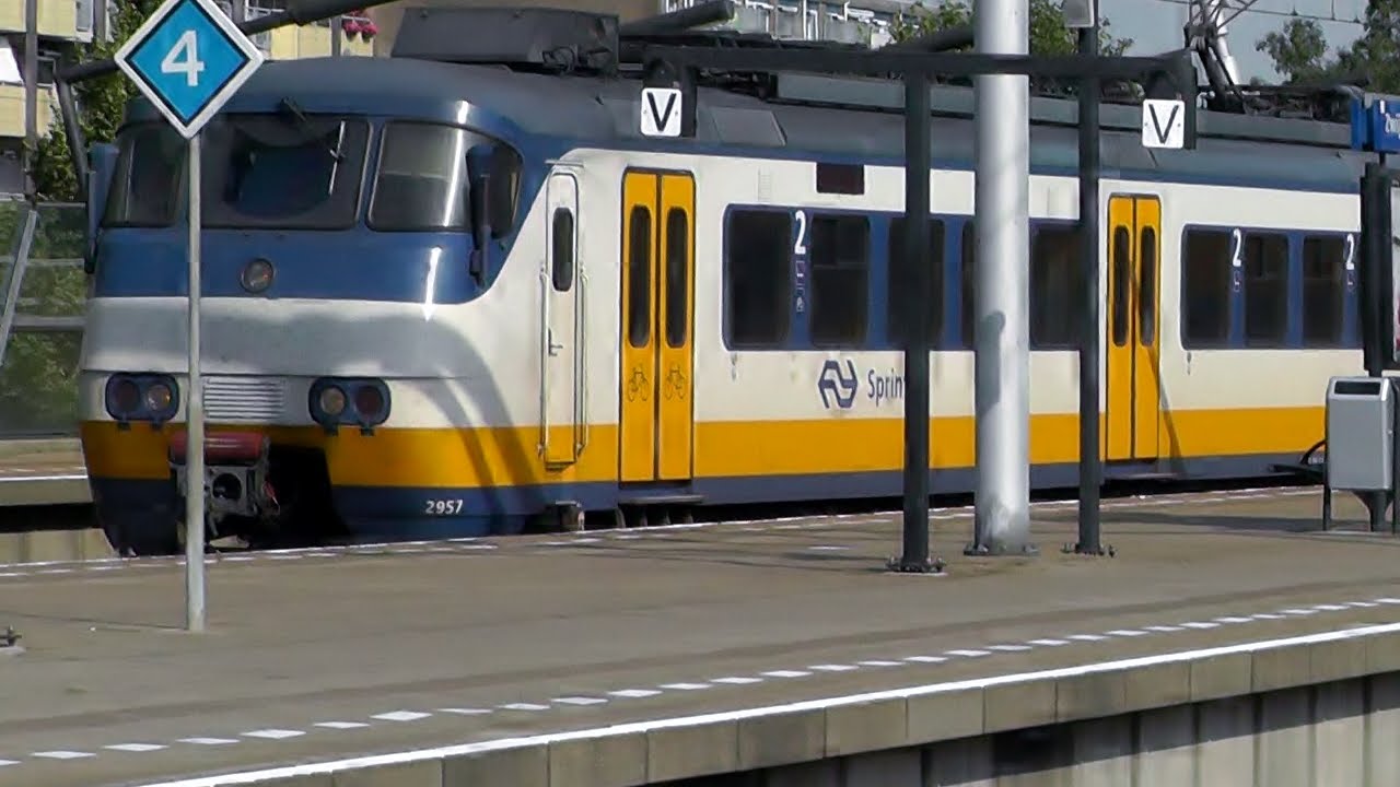 Look around station Zwijndrecht, aankomst SGMm 2957, doorkomst VIRM ...