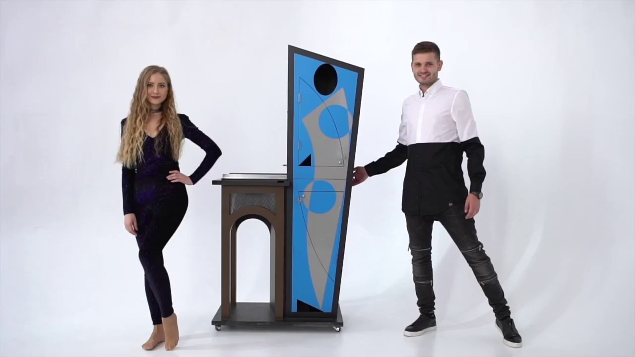 Sawing a Girl in Half - Grand illusion - YouTube