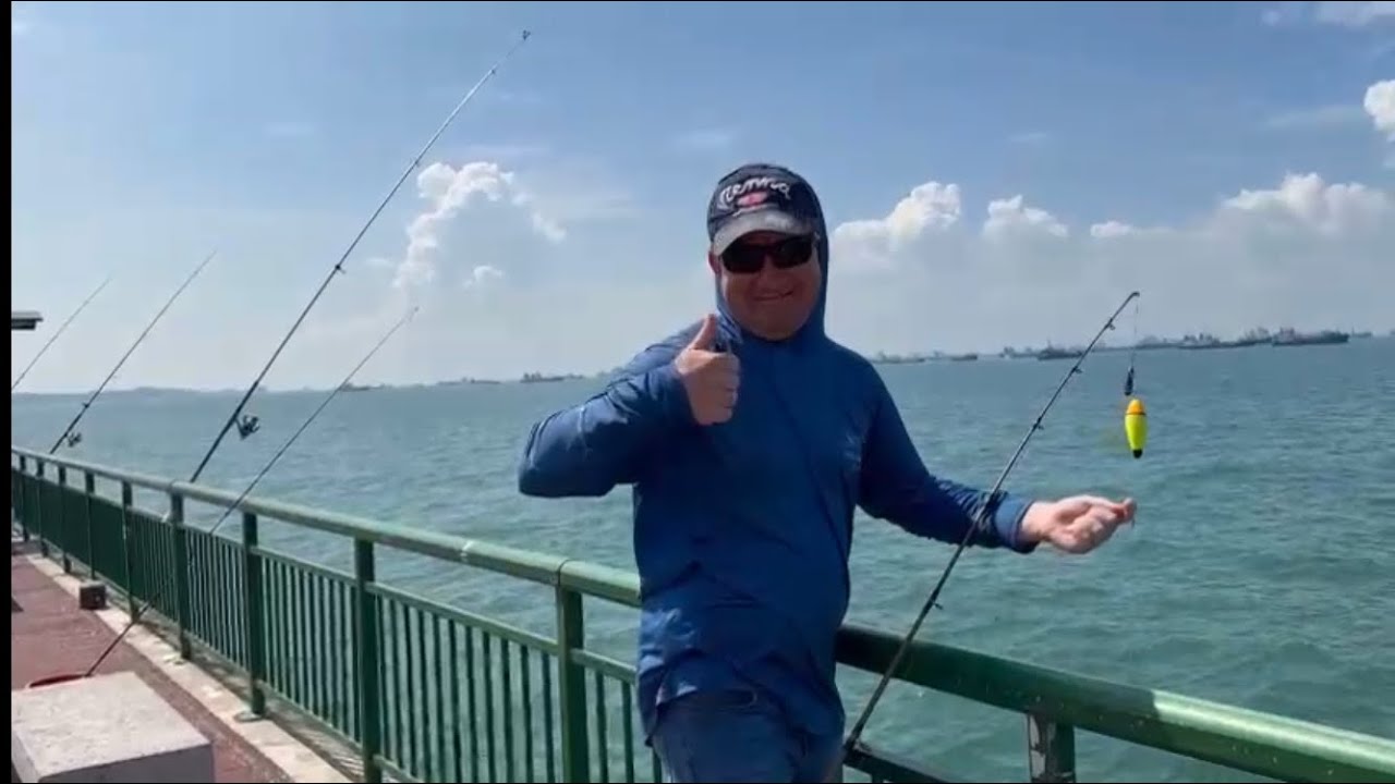 Bedok Jetty, today tamban less, but still can catch some fish - YouTube