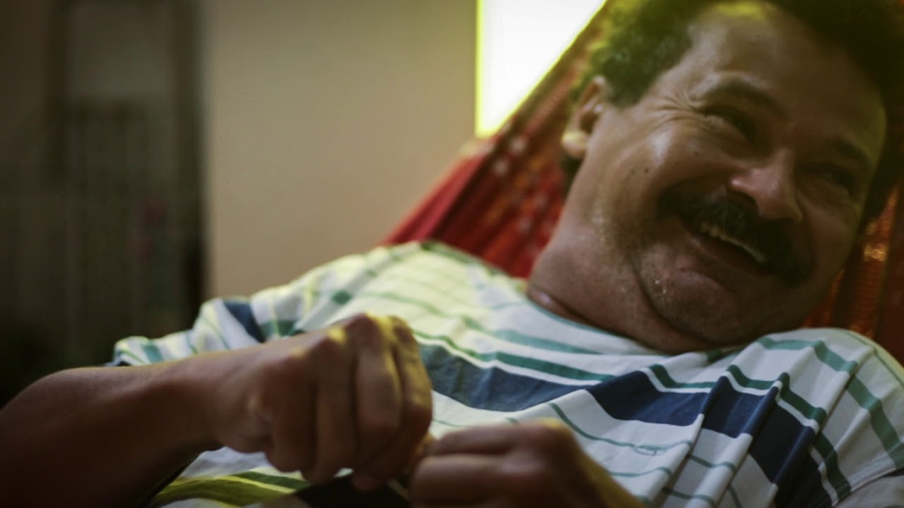 Mombojó - Cometa Mambembe (Oficial Video) - YouTube