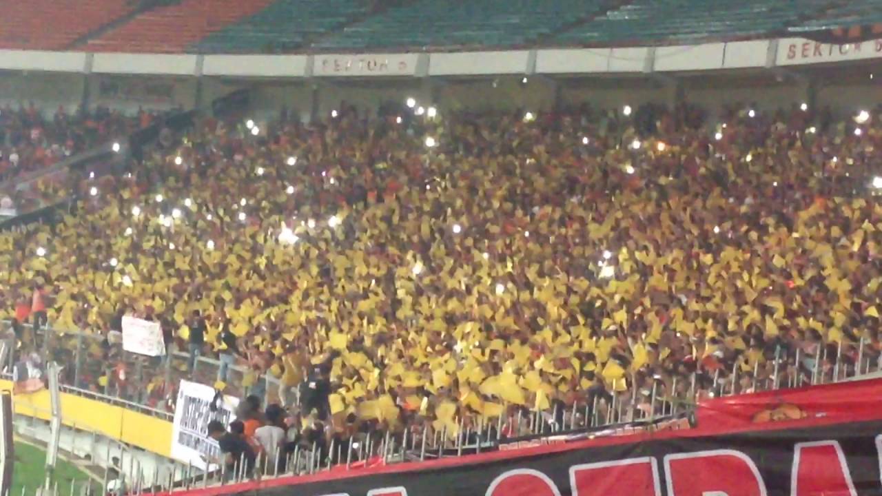 Ultras mania berduka (persija vs ps tni) - YouTube