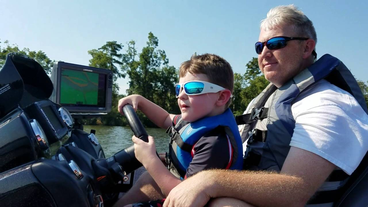 Liam driving new Nitro Z21 boat - YouTube