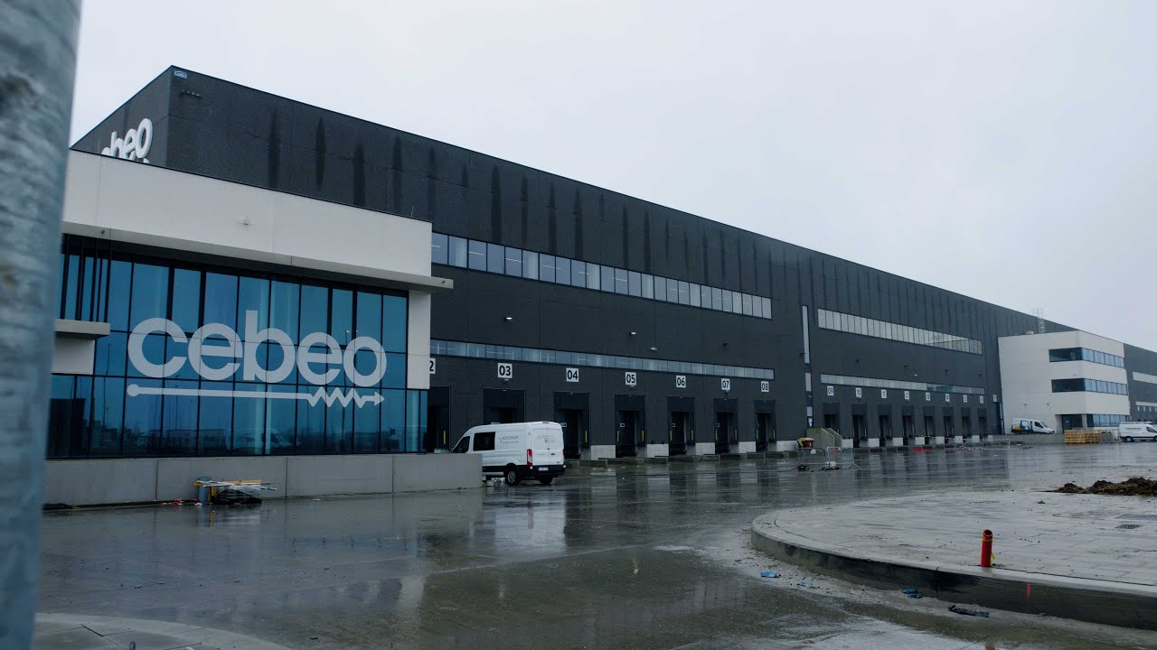 Alphaplan realiseert ultravlakke vloer voor Cebeo in Blandain - YouTube