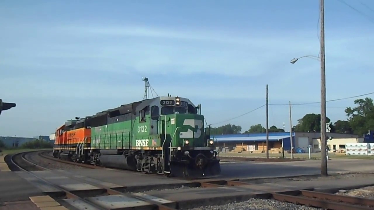 BNSF 3132 (ex-BN) leads EB lightpower - YouTube