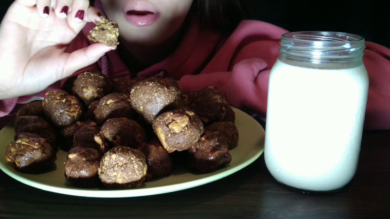 ASMR MUNCHKIN MILO GRAHAM BALLS EYE! - YouTube