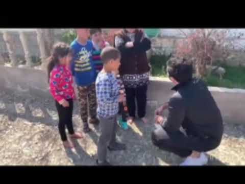 Kamil Zeynalli oz ayaqqabilarini cixardib qadina verdi Yeni yardim