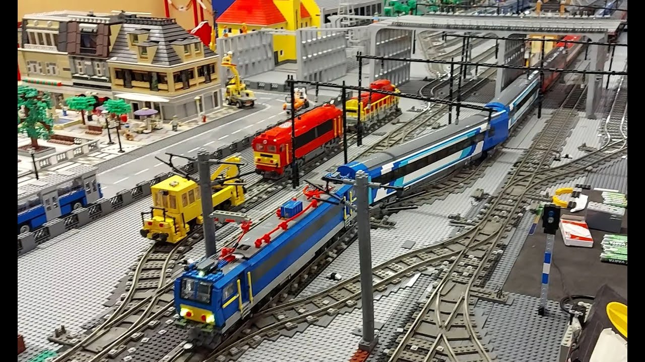 LEGO MÁV V63 loco pulling 7 cars / LEGO MÁV V63 7 db. személykocsival ...