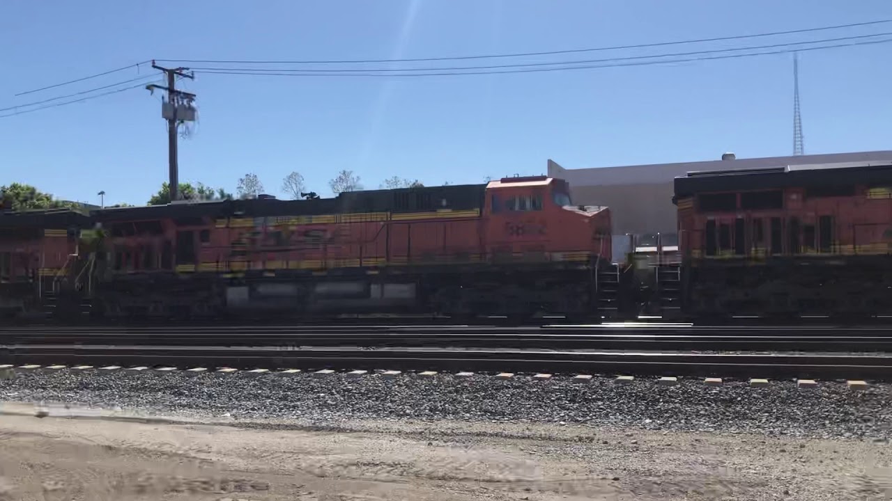 Very long BNSF powermove - YouTube