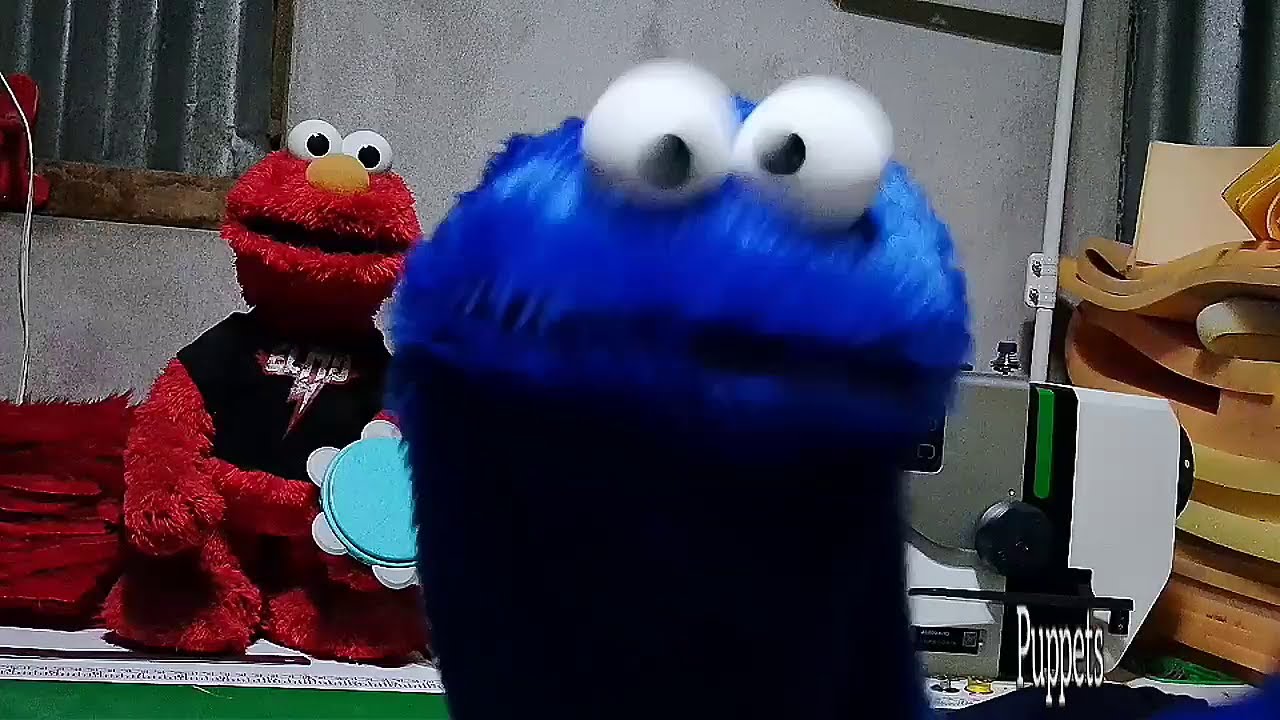 plaza sésamo ...EL COME GALLETAS .....COOKYE MONSTER.. el mounstro come ...