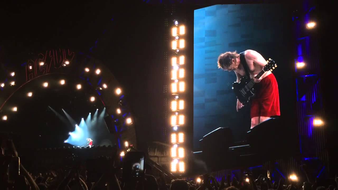 AC/DC - Amazing Angus Young Guitar Solo (Wembley Stadium 2015) - YouTube