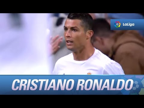 Asenjo deteniendo un remate de Cristiano Ronaldo