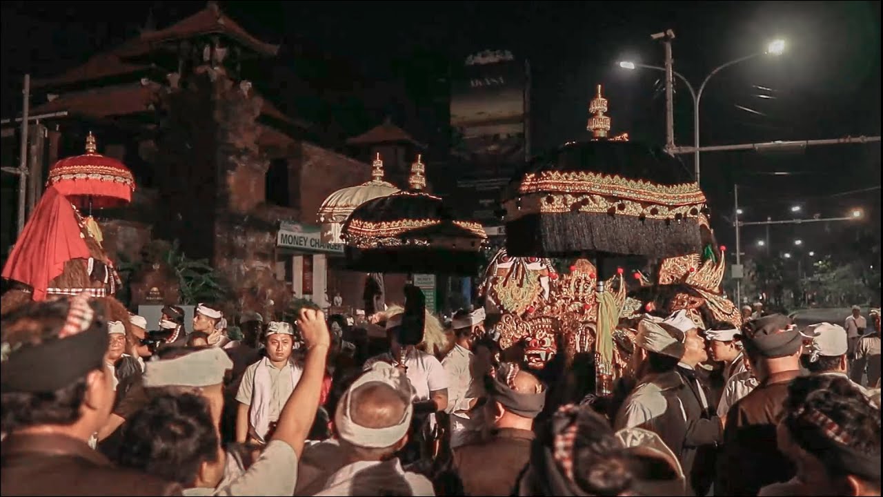 Balinese Sacred Ceremony - YouTube