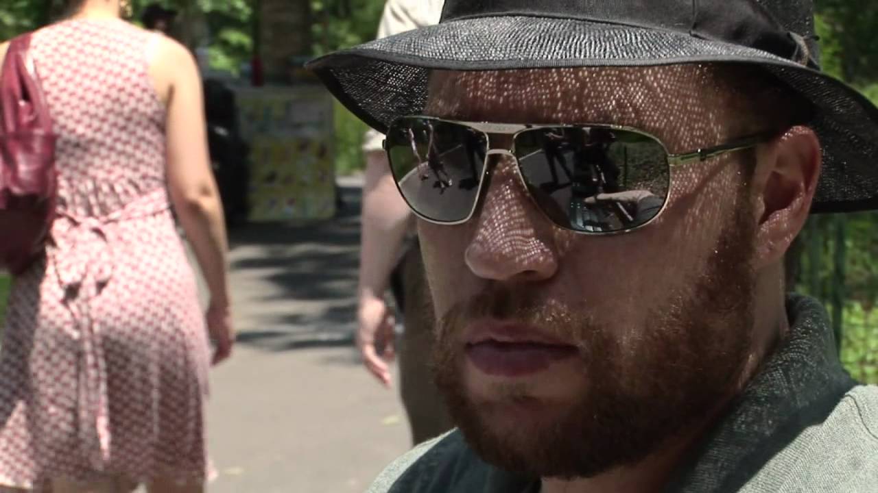 New York: James De La Vega, un artiste de rue prohétique - YouTube