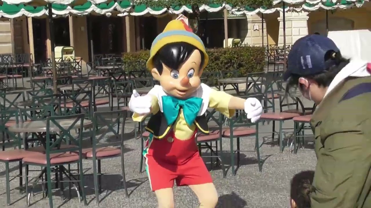 Pinocchio Cannot Hug Kids Because of COVID-19 コロナのせいでハグできないピノキオ ...