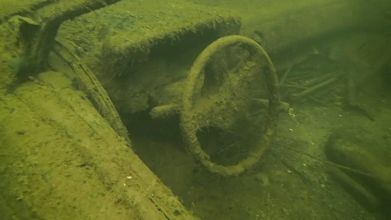SCUBA: Exploring A Creepy Submerged Minivan - YouTube