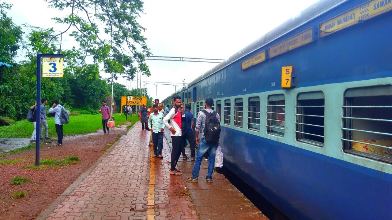 11004 Up Tutari Express Arrival & Departure from Ratnagiri Railway ...