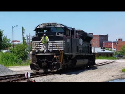[NS]2662 SD70M-2 Heads Over To Pick Up SD60E After Decoupling From ...