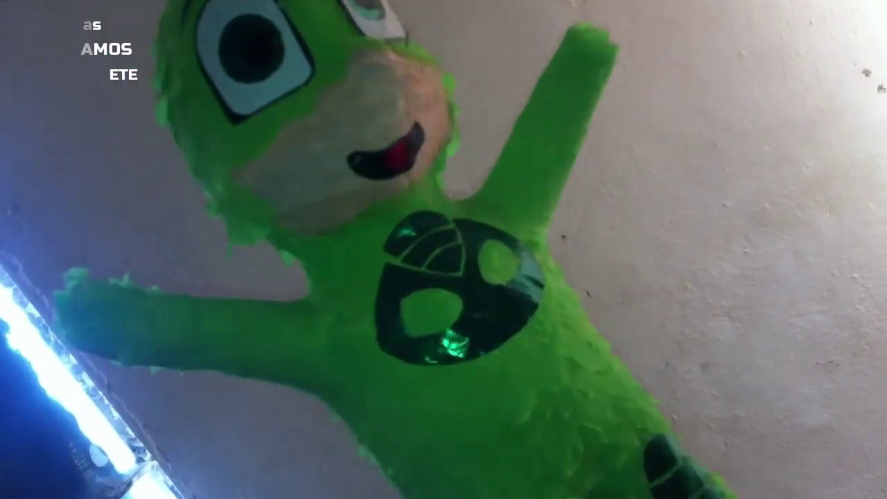 Mini Piñata Gekko PJ Masks - YouTube