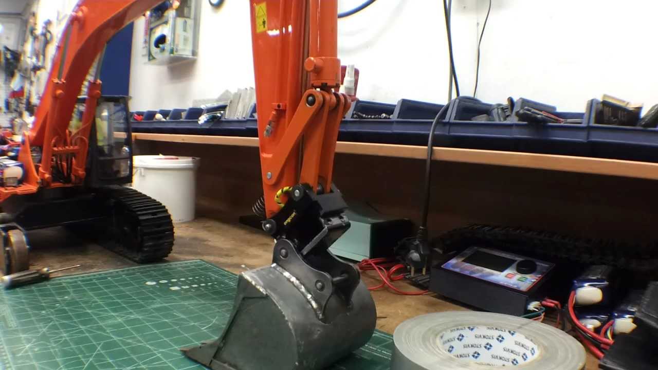 Rc Hitachi Zaxis 470, messing around. - YouTube