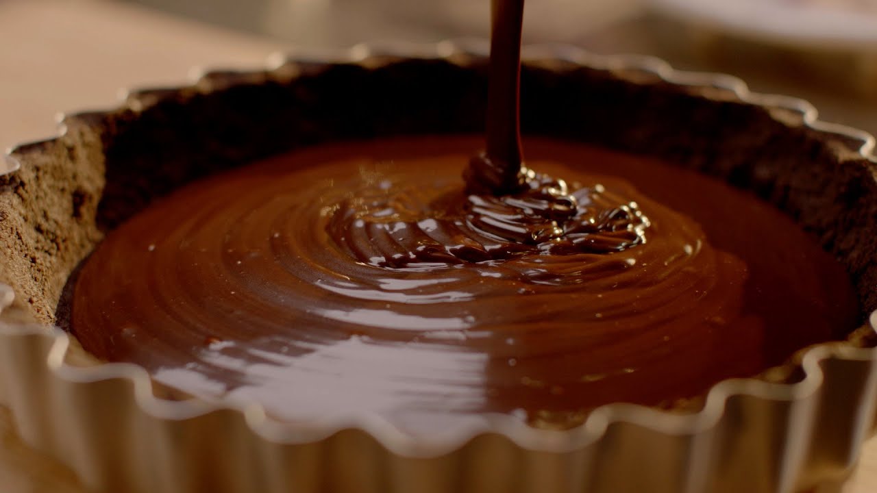 Slow mo chocolate pouring - Simply Nigella - BBC - YouTube