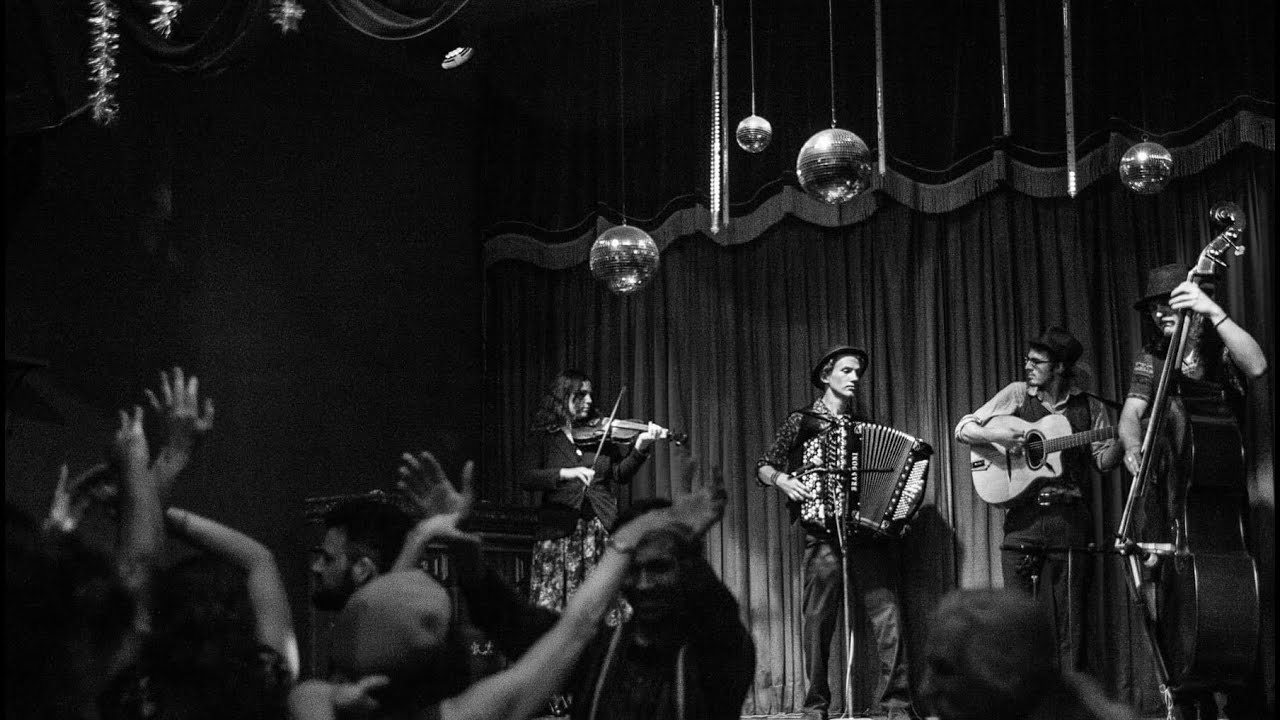 Taraf de Akácfa - Kolo de la Beica - YouTube