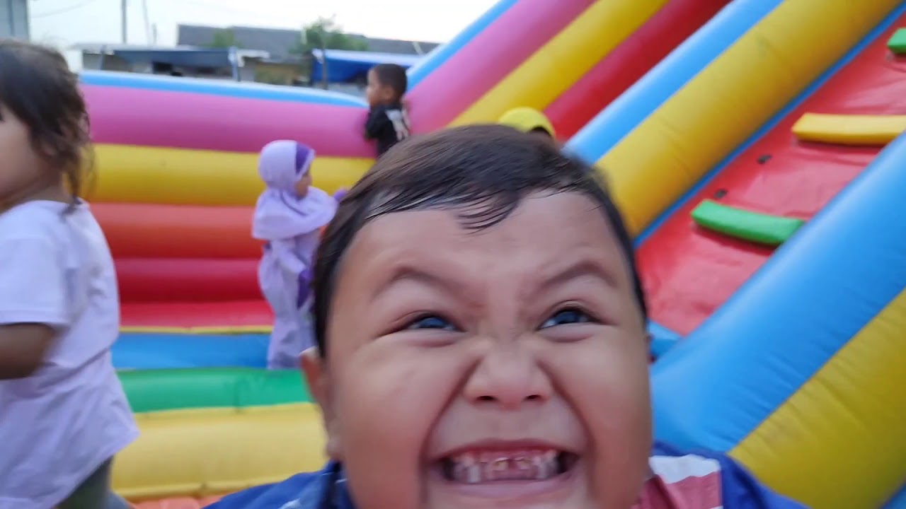 Tingkah lucu anak2 bermain di balon trampolin - YouTube