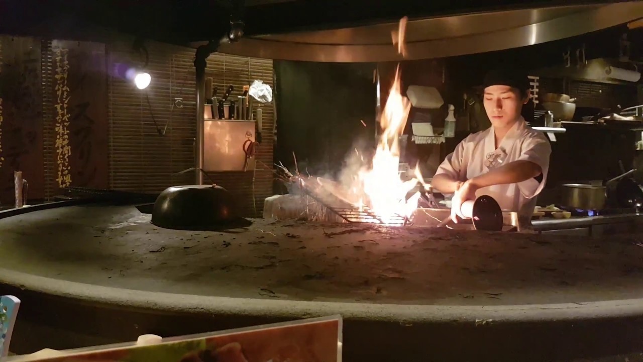 Grilling steaks over straw-fire in Warayakiya Roppongi - YouTube