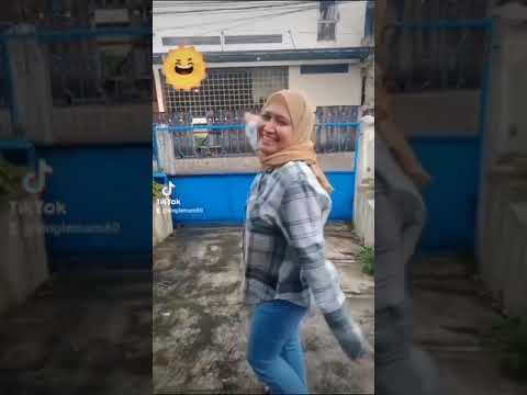 sexy Queen Aisah dance outside