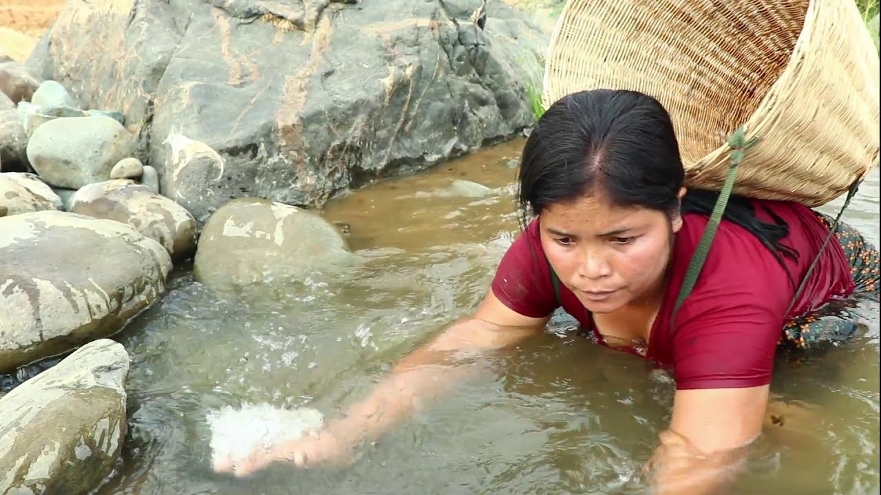 Primitive In forest one - woman finding Eel for dog Eating Eel ...