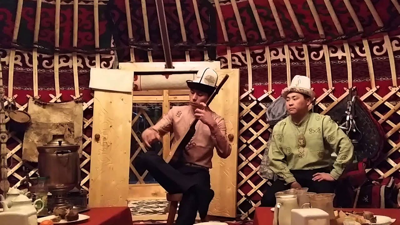 Petite leçon de Komuz traditionnel kirghize - YouTube