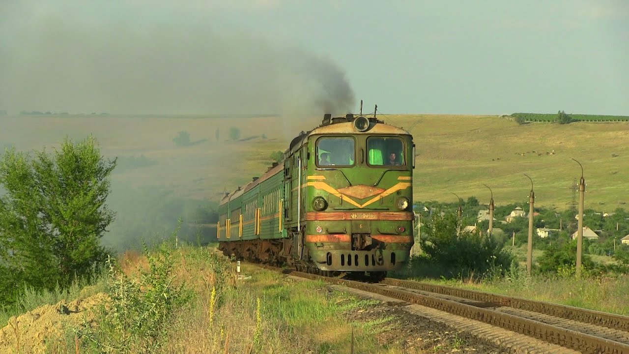 Tепловоз 2ТЭ10Л-2303Б "Луганка" с пассажирским поездом / 2TE10L-2303 ...