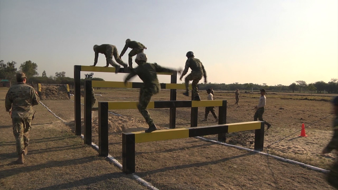 Fuerzas Comando 2017 - Obstacle Course - YouTube
