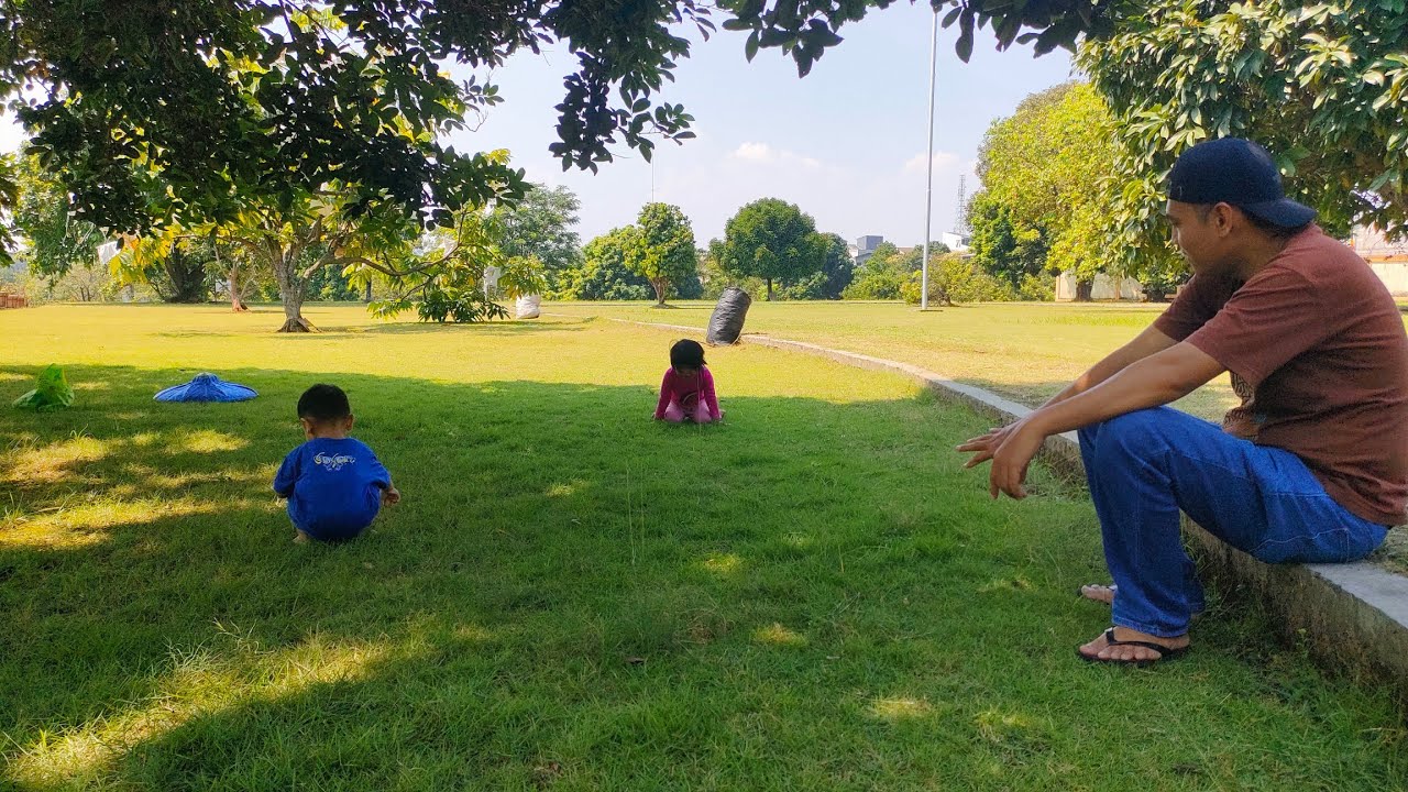 Lari lari di taman - YouTube