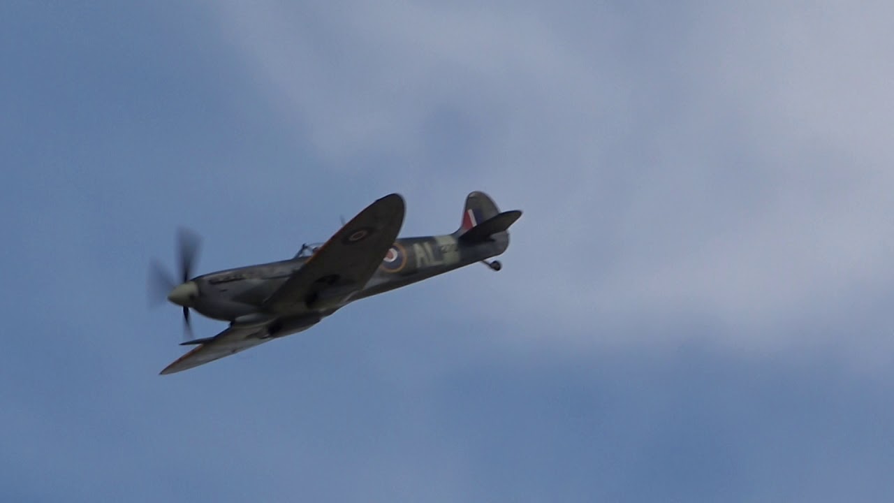 Spitfire Display at Wings over Wairarapa 2021 - YouTube
