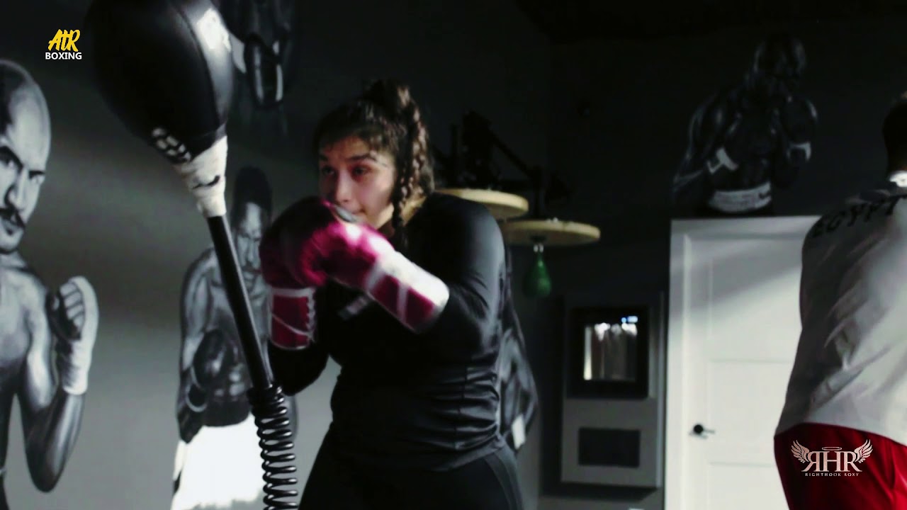 Right Hook Roxy Skills On the Ryan Garcia Cobra Bag - YouTube