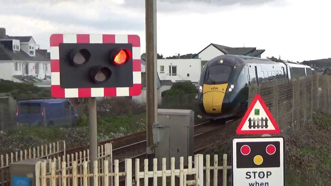 Longrock level crossing (GWR) - YouTube