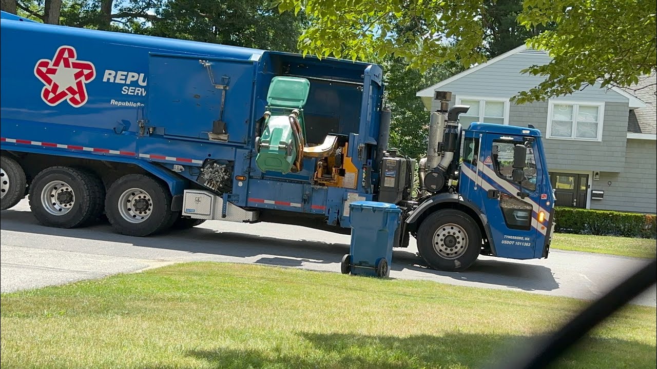 Mack LR Labrie packing out on heavy recycle - YouTube