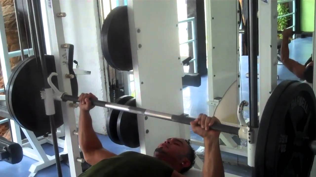 225 lbs flat barbell press - YouTube