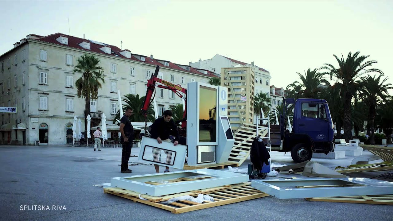 Go2Digital - First installation of urban outdoor digital citylight ...