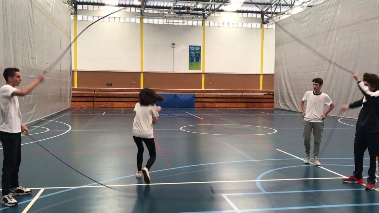 Ejercicio saltos con Comba. Saltar Cuerda hacia adelante entre dos ...