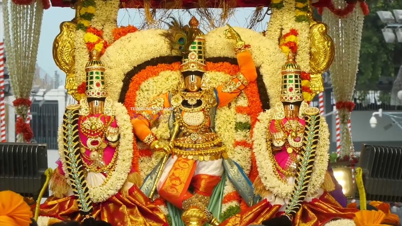 Pushpa Vimanam Attracts Thousands of People During Navaratri ...