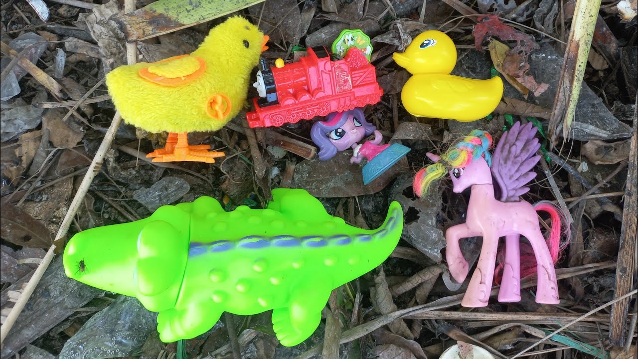 Mencari mainan di tumpukan sampah, Ayam, little pony, bebek, dog, buaya ...