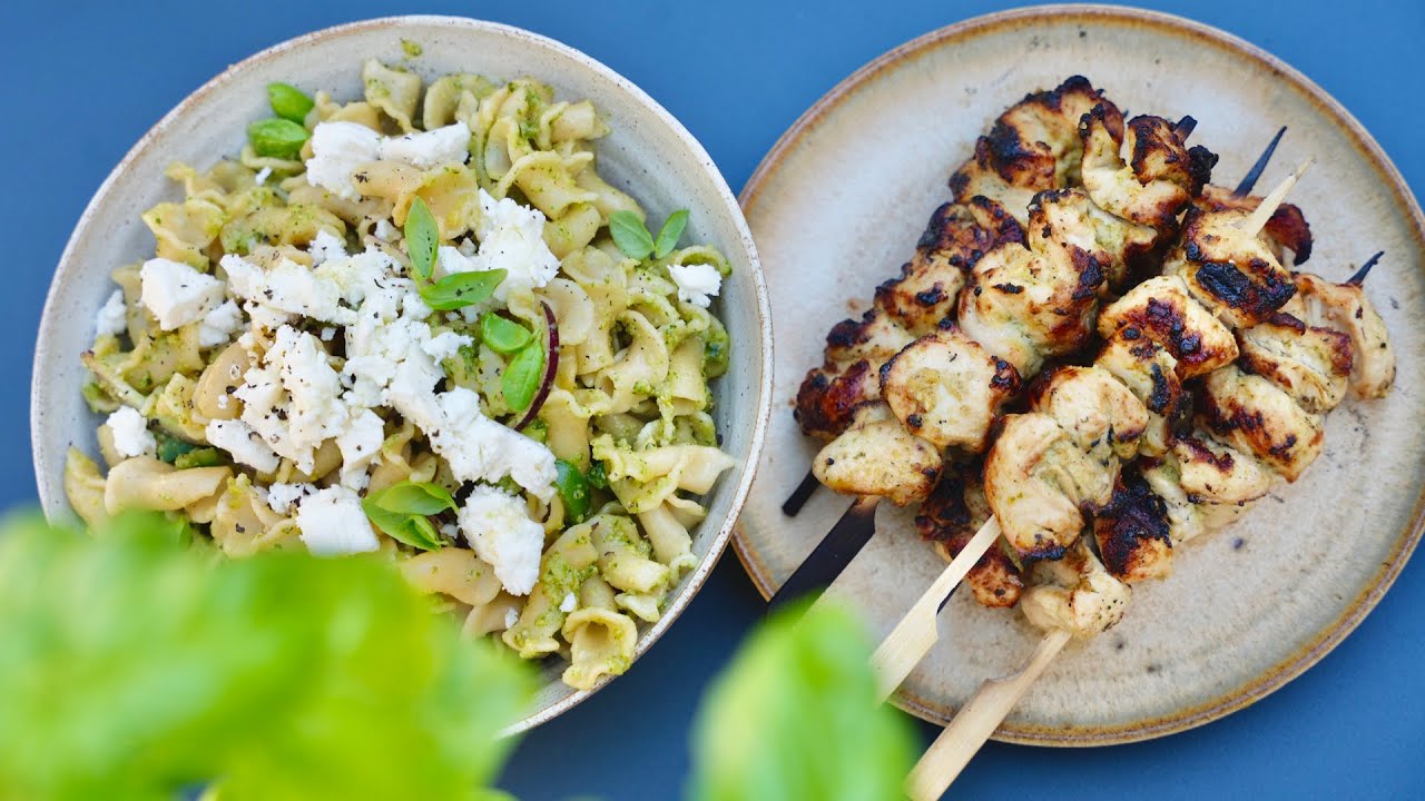 Pâtes au pesto citron et feta, brochettes de poulet mariné au BBQ - YouTube