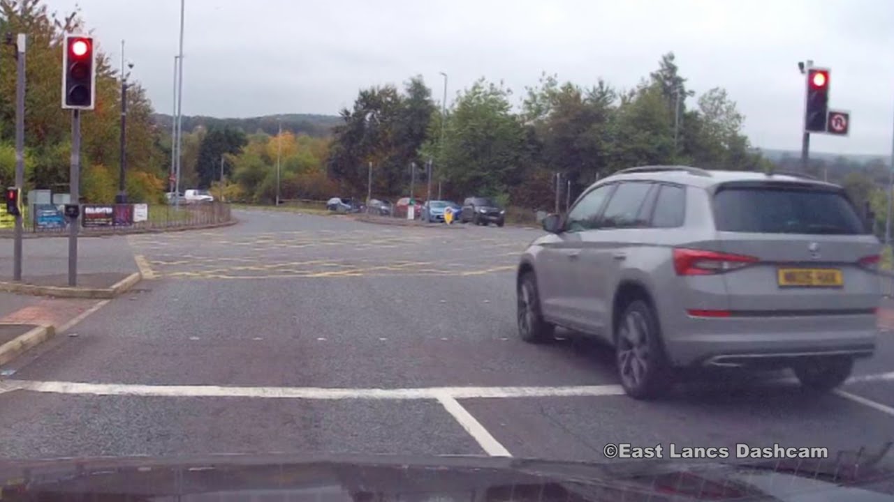 Police watch driver run red light MK05HAK 15-10-2024 - YouTube